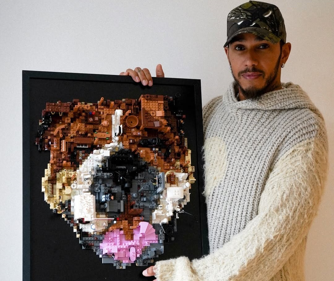Lewis Hamilton tersentuh oleh penampilan LEGO cantik Roscoe yang dibuat ...
