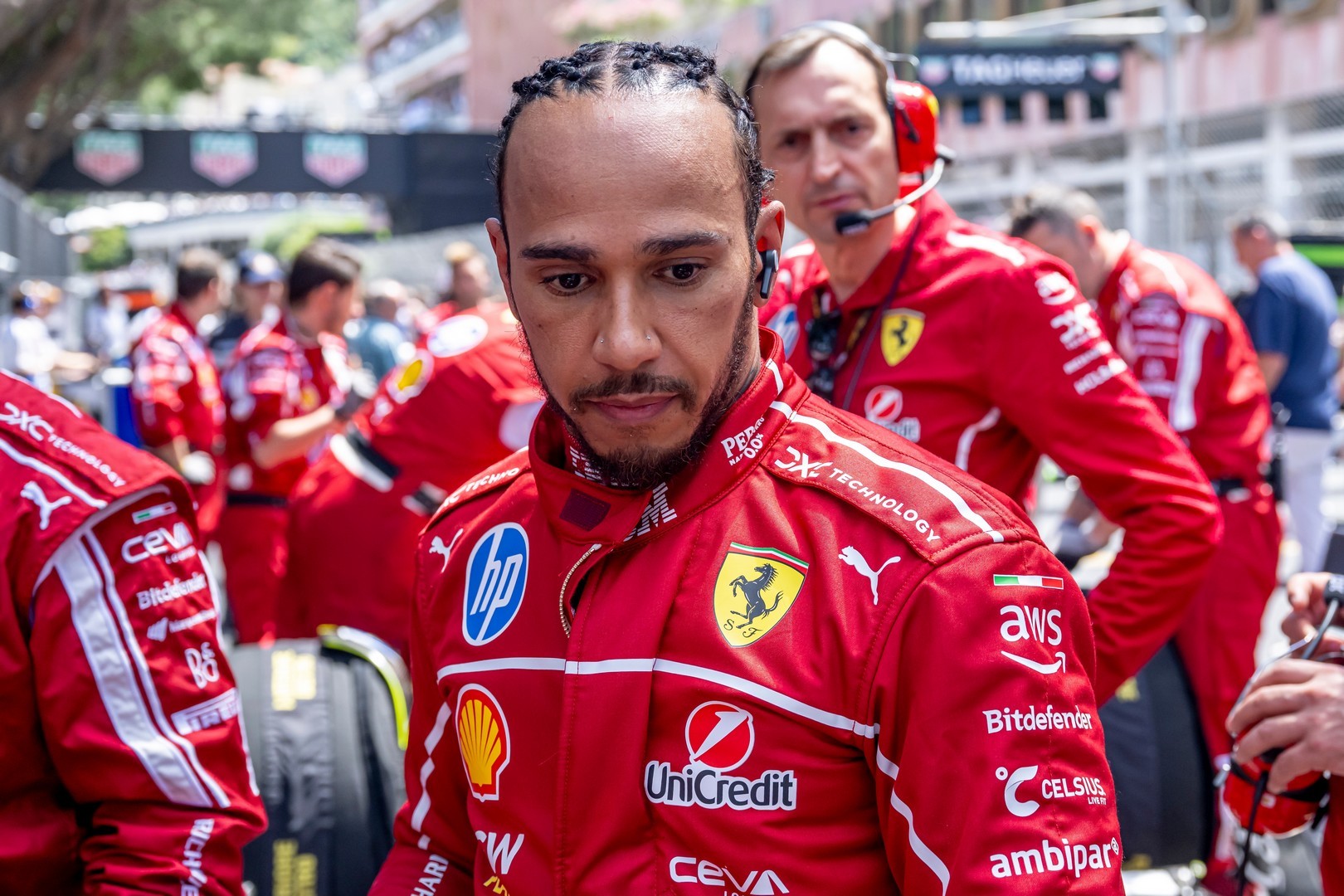 Teman dan rival mendukung Lewis Hamilton di tengah perjuangan di ...