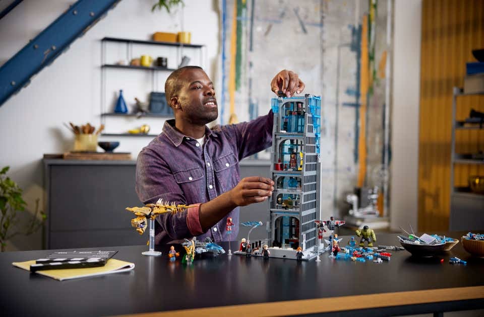 Lego's Marvel Avengers Tower adalah gedung pencakar langit tertinggi ...